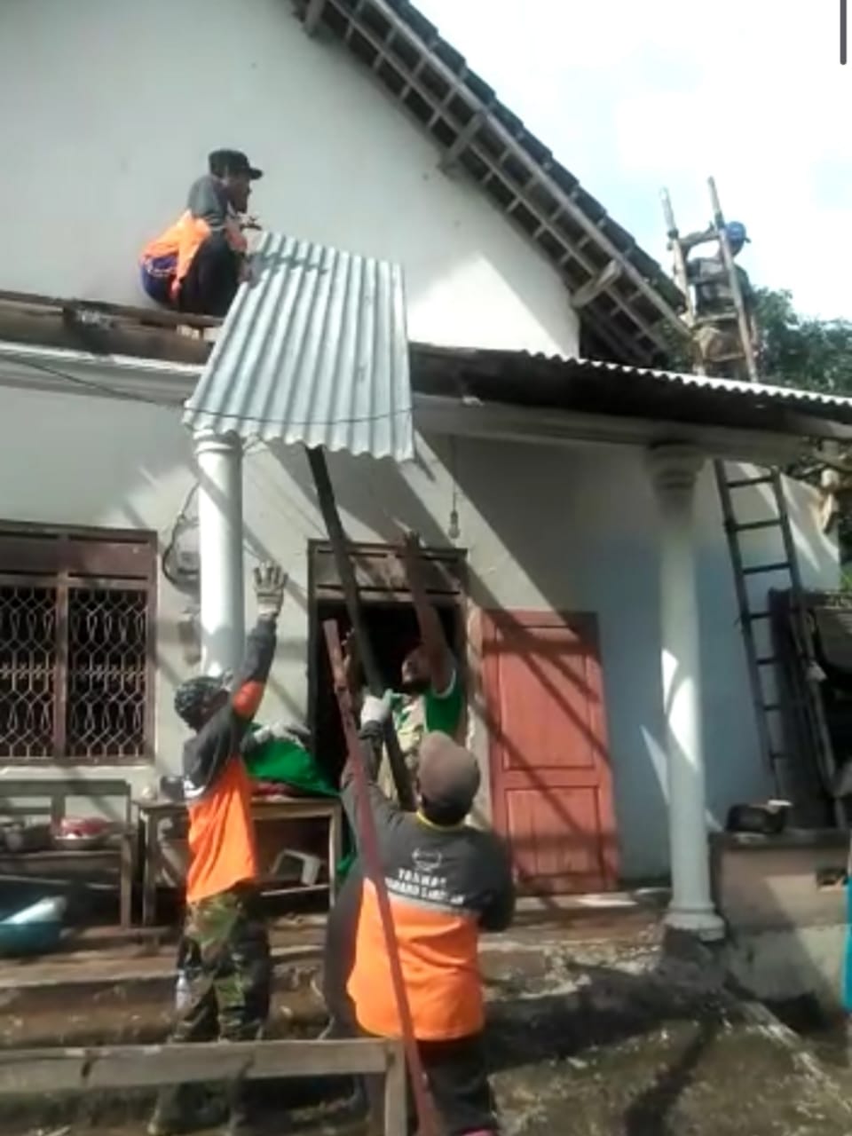 Yanmas Ansharu Syariah Terjunkan Puluhan Relawan Bantu Perbaiki Rumah ...