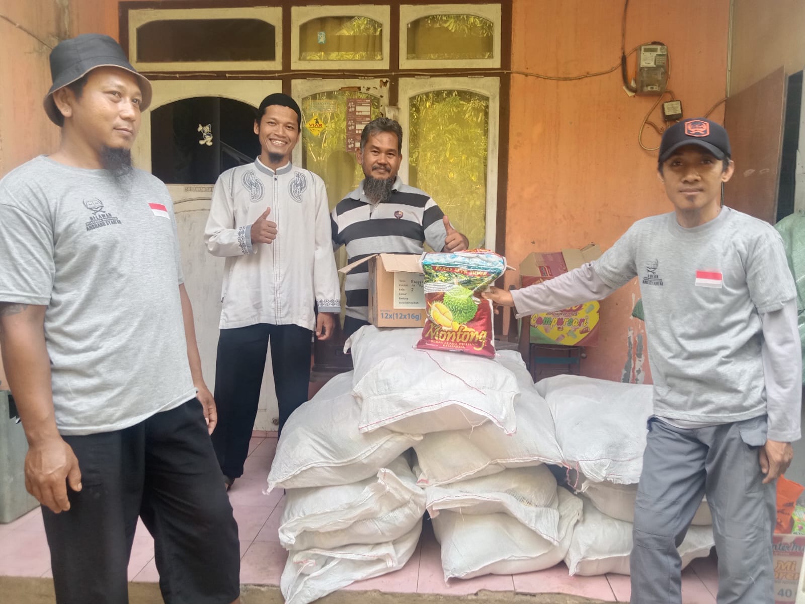 Relawan Ansharu Syariah Salurkan Bantuan 520 kg Beras ke Guru Ngaji di ... Relawan Ansharu Syariah Salurkan Bantuan 520 kg Beras ke Guru Ngaji di ...